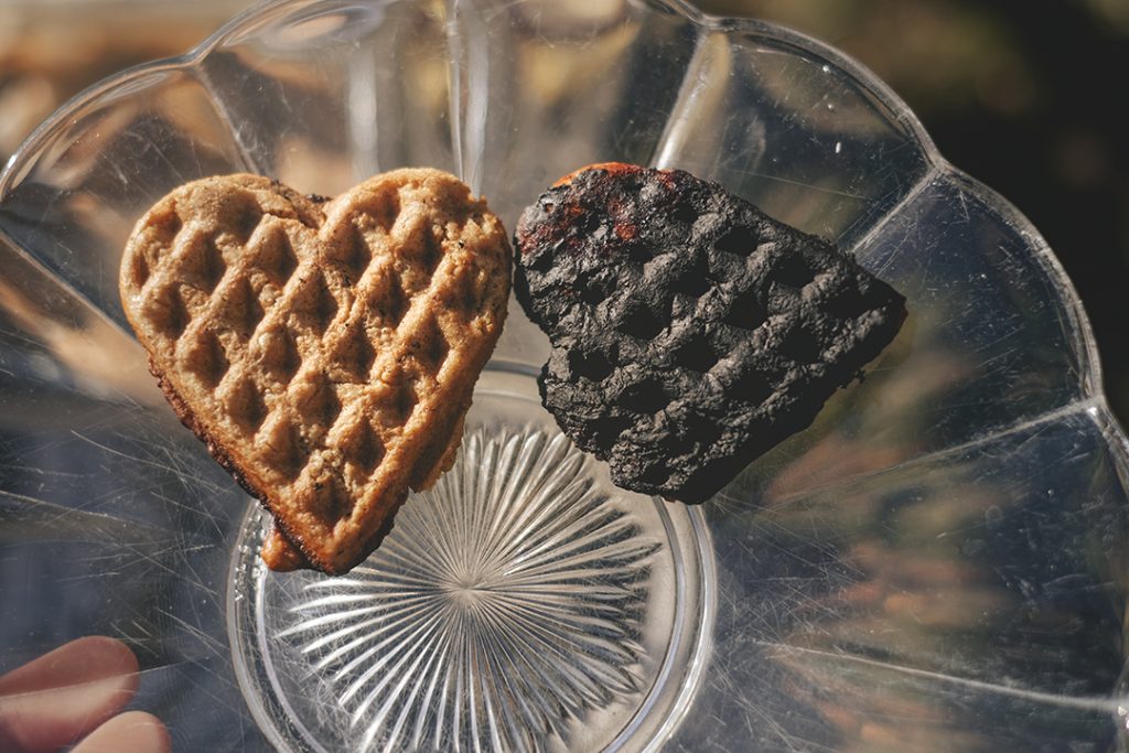 Fenne.be | Campfire waffles, outdoor cooking, Swedish waffles, cast ...